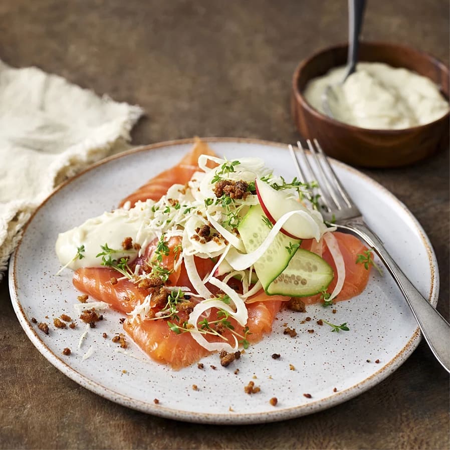 Rökt lax med gurk- och äppelsallad | Recept ICA.se