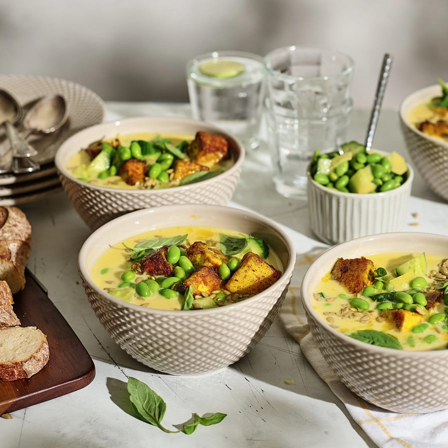 Thaisoppa med kryddig gurka och panéer | Recept ICA.se