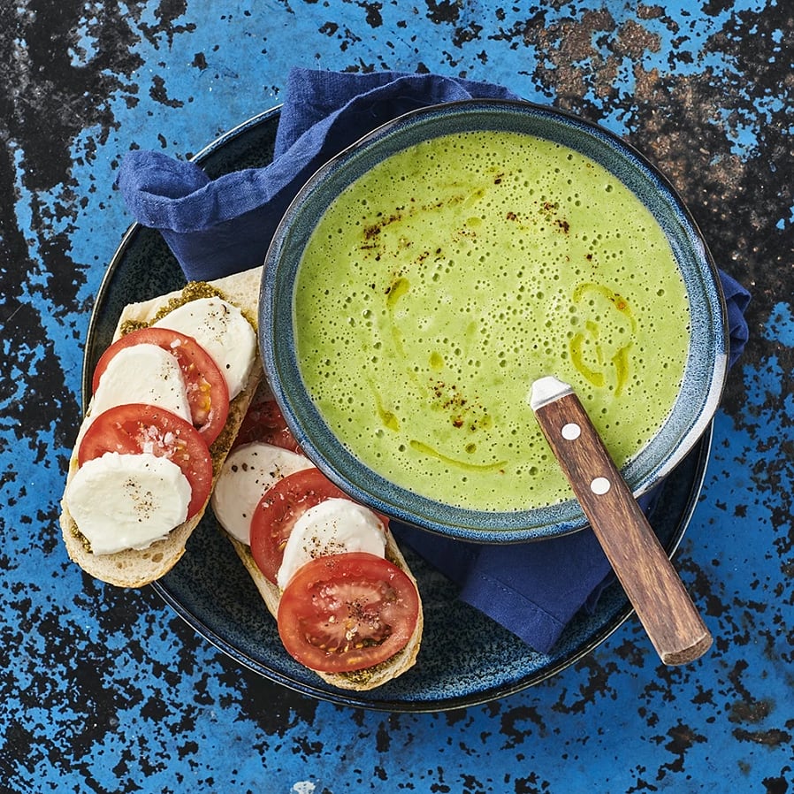 Broccolisoppa med pestobaguette | Recept ICA.se