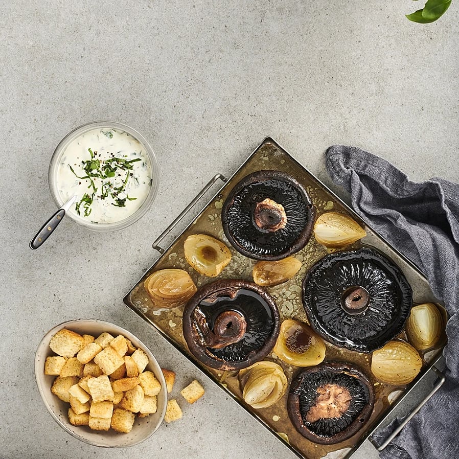 Bakad portabello och lök med basilikacrème | Recept ICA.se