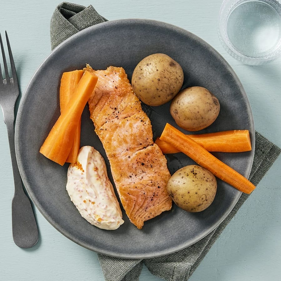 Stekt lax med caviarcréme fraiche | Recept ICA.se