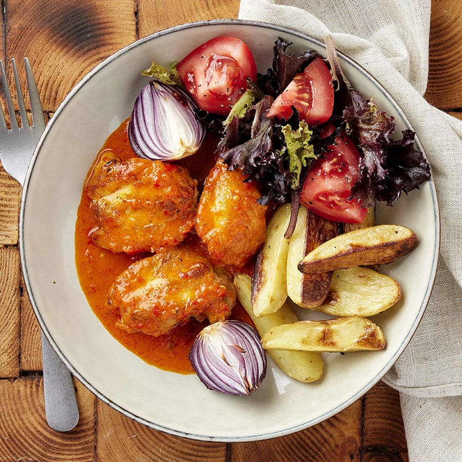 Kycklinglårfilé i ajvarsås med potatis | Recept ICA.se