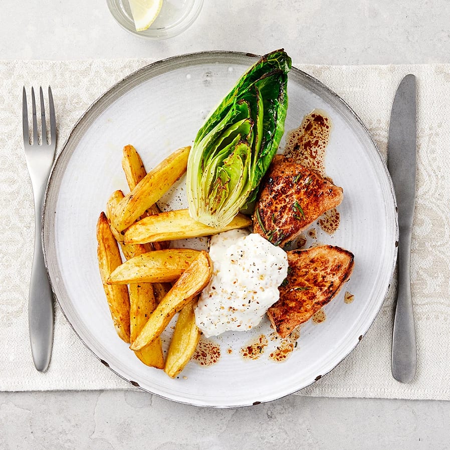 Vitlöks- och rosmarinsstekt ytterfilé med fetaostyoghurt | Recept ICA.se