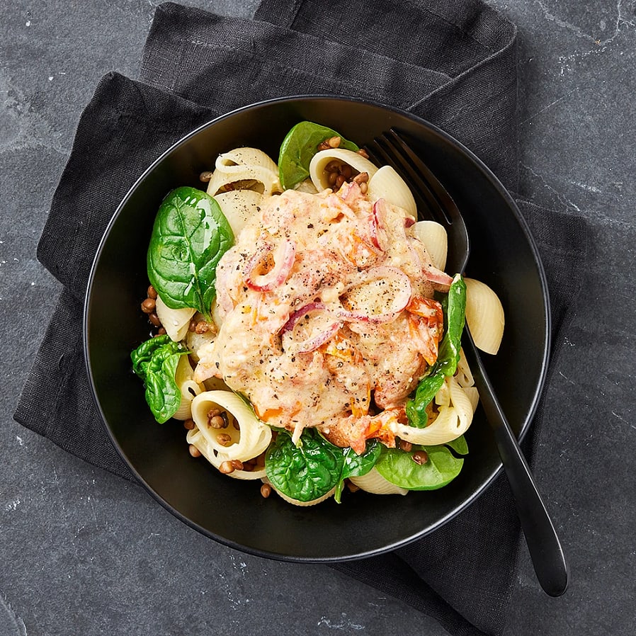 Varm fetaost- och tomatpasta med spenat | Recept ICA.se