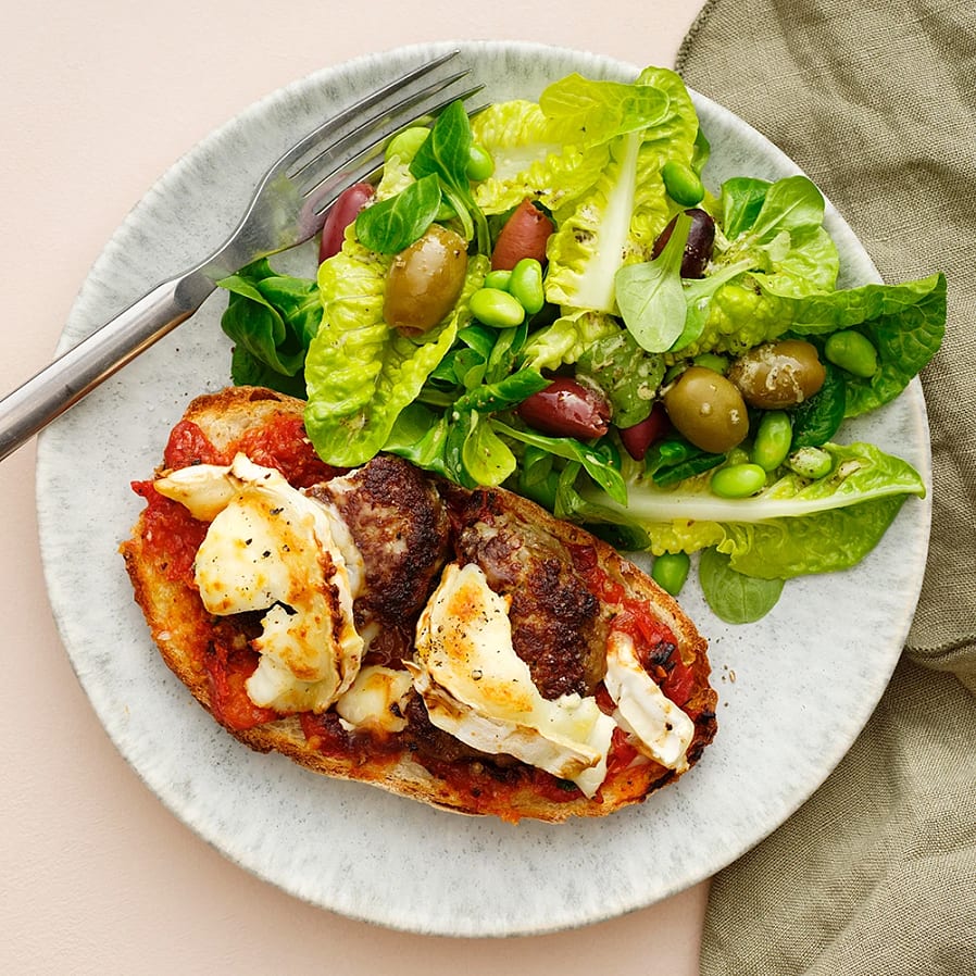 Toast med lammfärsbiffar och chèvre | Recept ICA.se