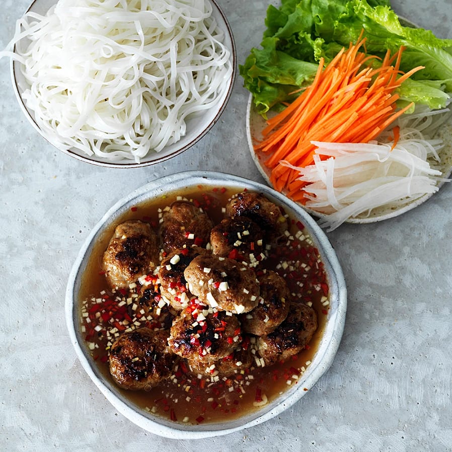 Bun Cha – Grillade fläskfärsbiffar i nouc cham | Recept ICA.se