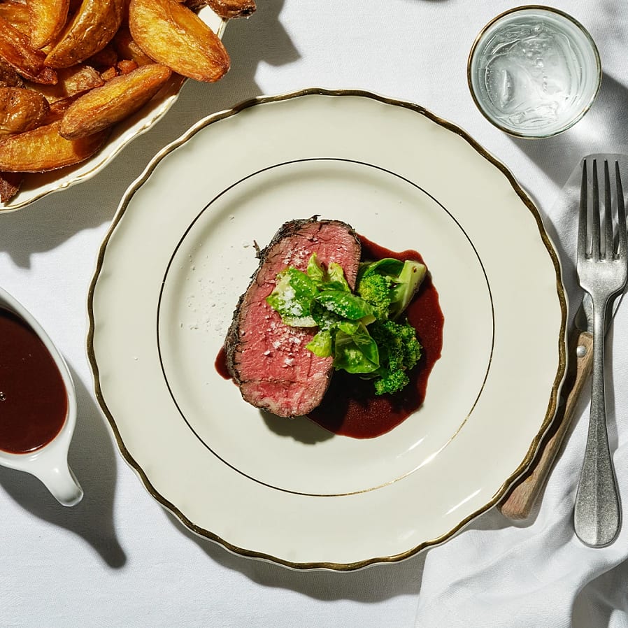 Lyxig oxfilé med rödvinssky och friterad klyftpotatis | Recept ICA.se