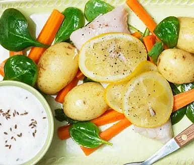 Torskfilé med dillsås och morötter | Recept ICA.se