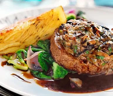 Svamp- och parmesanöverbakad filé med potatisterrine och balsamicosky ...