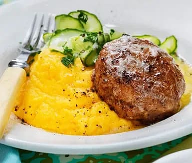 Wallenbergare med len rotsakspuré och sötsyrlig gurka | Recept ICA.se