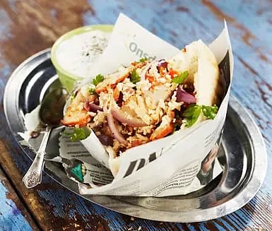 Kebab med grillspjut, myntayoghurt och ”blomkålsris” | Recept ICA.se