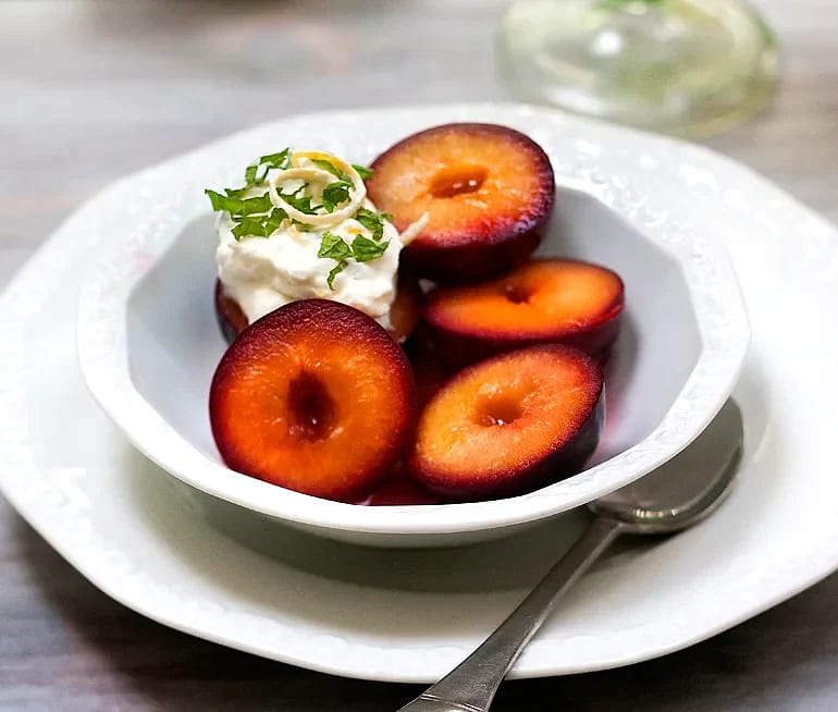 Vaniljkokta plommon med myntagrädde | Recept ICA.se