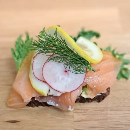 Smörrebröd med kallrökt lax | Catering ICA Kvantum Varberg