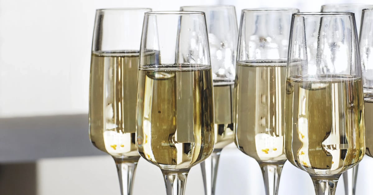 Beräkna dryck till festen - så mycket går det åt | ICA