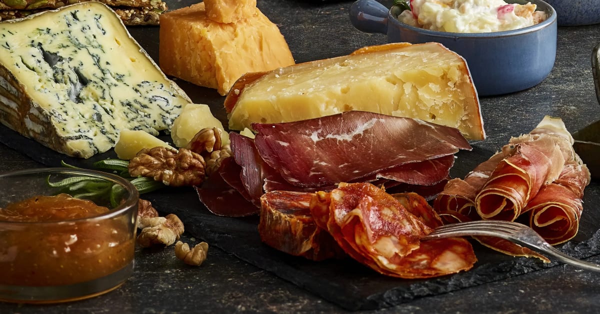 Så gör du den perfekta ost- och charkbrickan | ICA