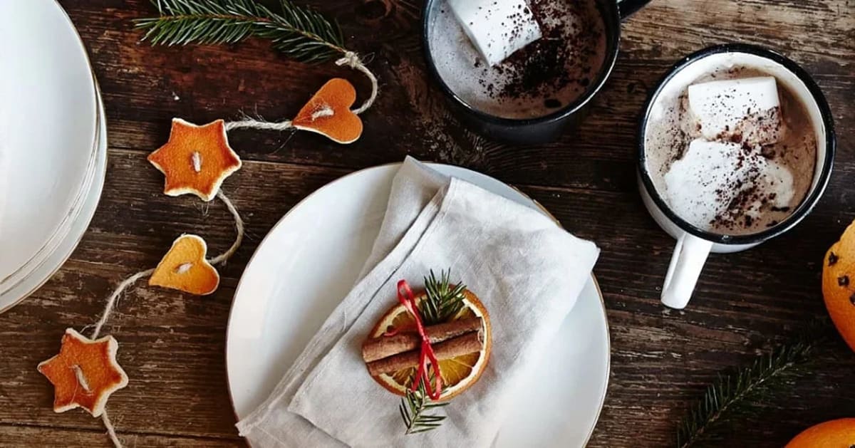 Torkade apelsinskivor, apelsingirlang & apelsin med nejlikor till jul ...