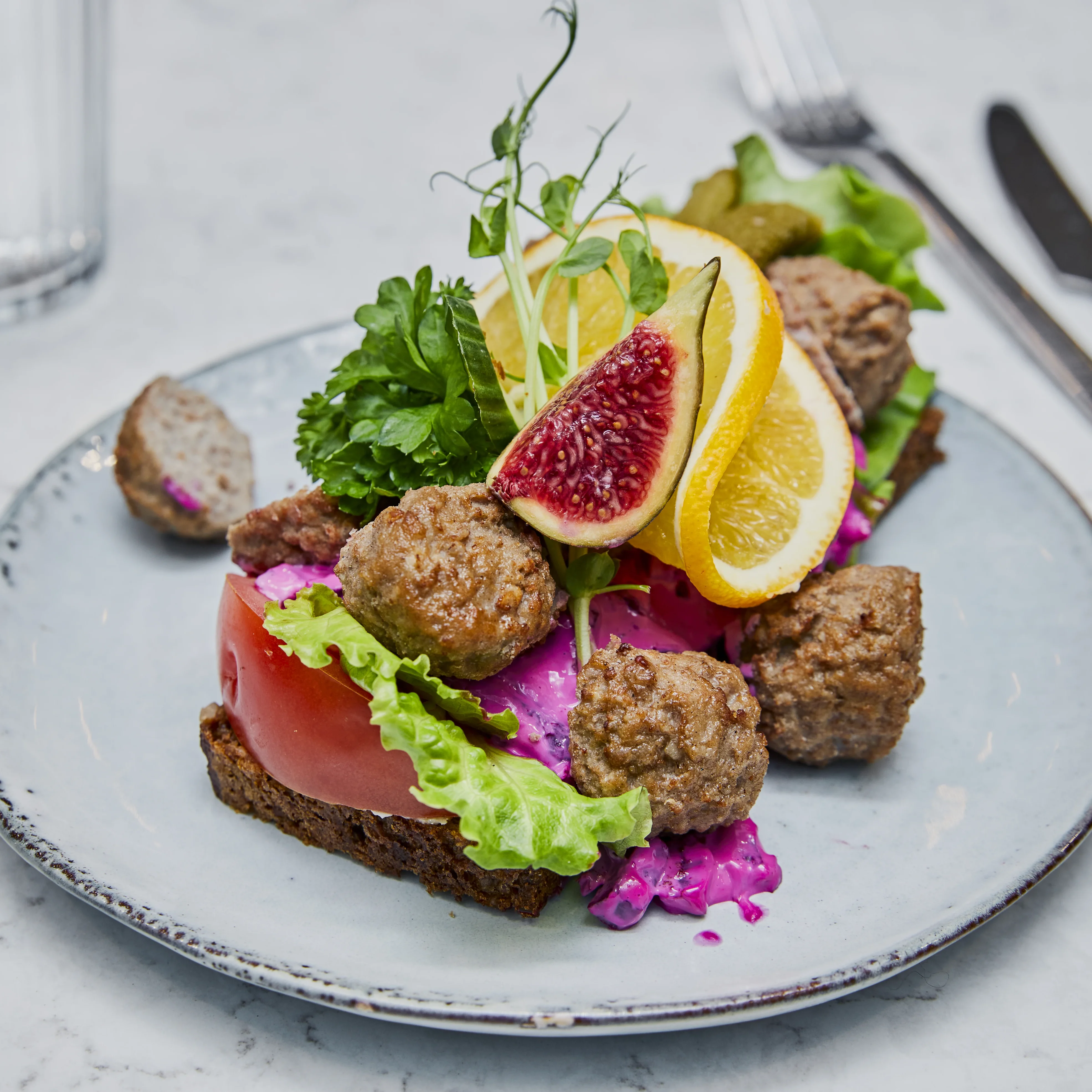 Köttbullar och röbetssallad smörgås | Catering ICA Maxi Kungälv