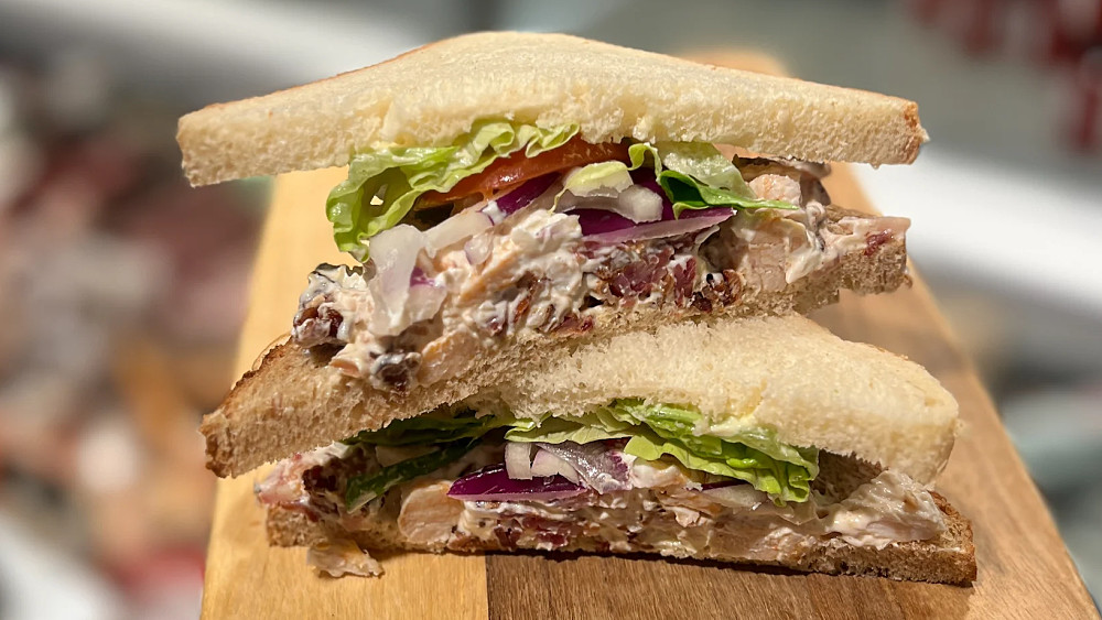Trekantsmacka med kyckling, bacon och majonnäs | Catering ICA Kvantum ...