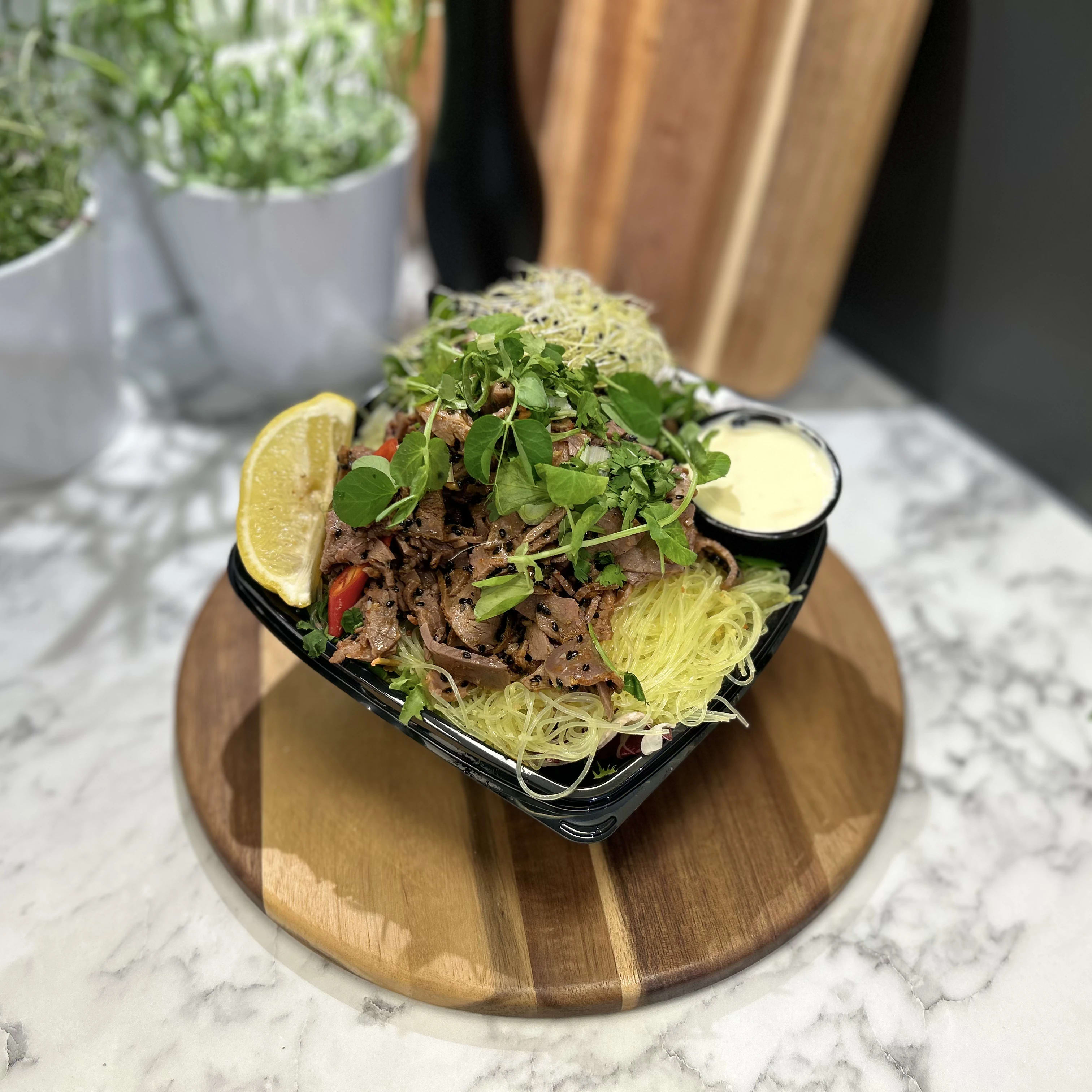 Sallad med spicy beef | Catering ICA Maxi Burlöv