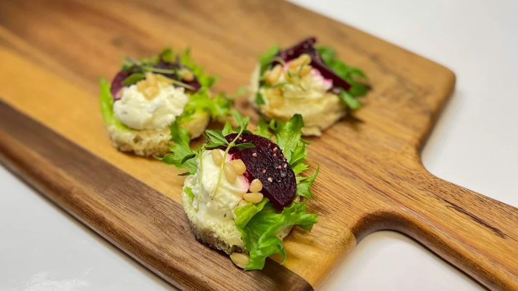 Snittar med rödbeta och chèvrekräm | Catering ICA Kvantum Frölunda