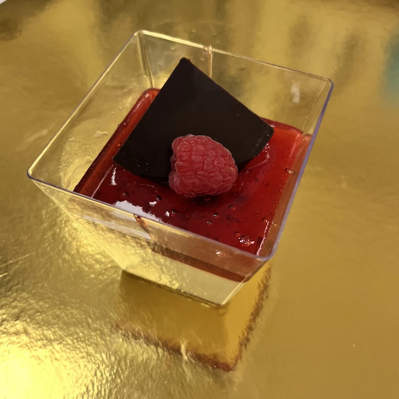 Vaniljpannacotta med hallontopping | Catering ICA Maxi Kalmar
