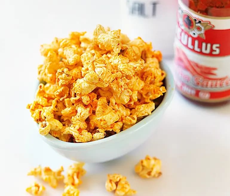 Sriracha-popcorn | Recept ICA.se