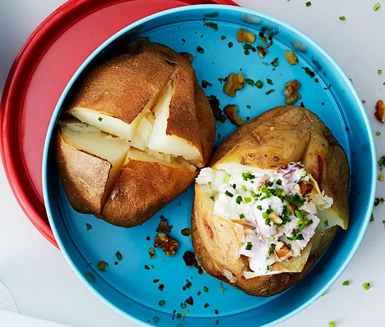 Bakad potatis med äpplig skinkröra | Recept ICA.se