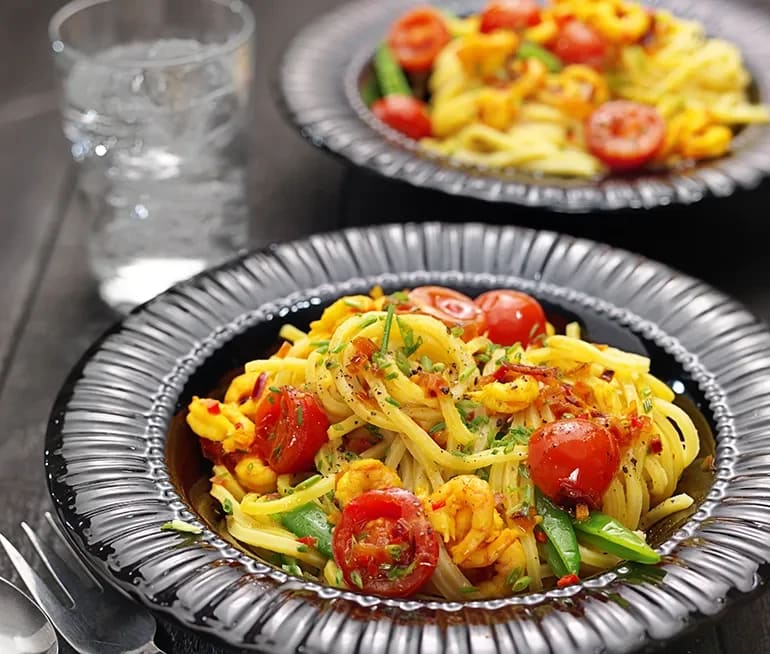 Heta räkor med vitlök, saffran och tomat | Recept ICA.se