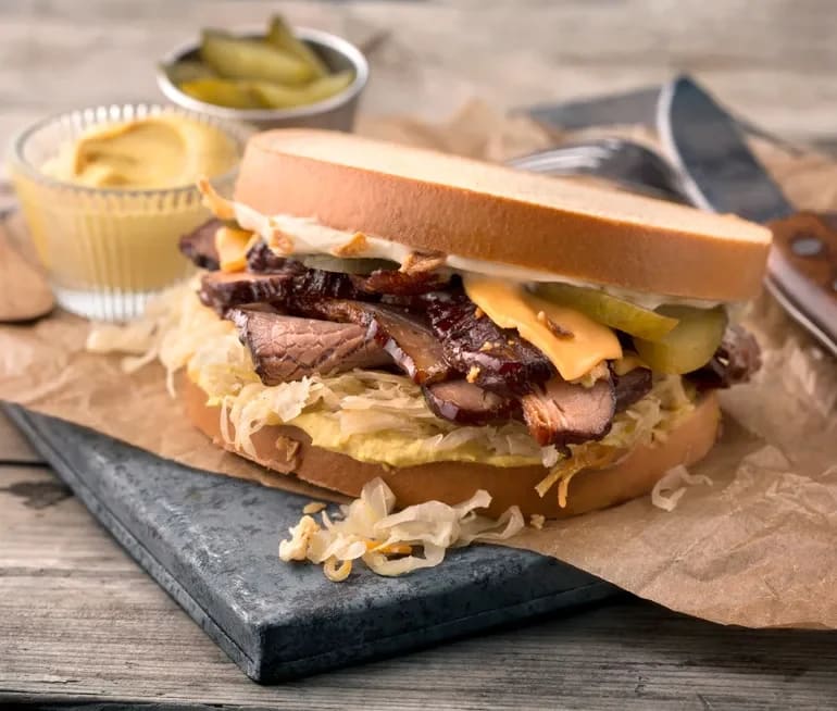 Matig macka med nötbringa, surkål och cheddarost | Recept ICA.se
