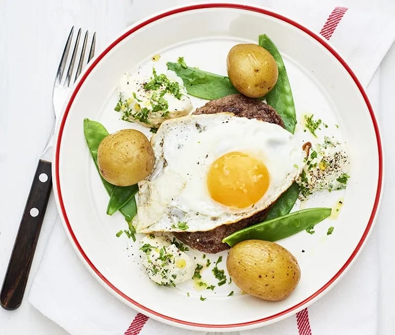 Parisare med ägg, senapskräm och kokt potatis | Recept ICA.se