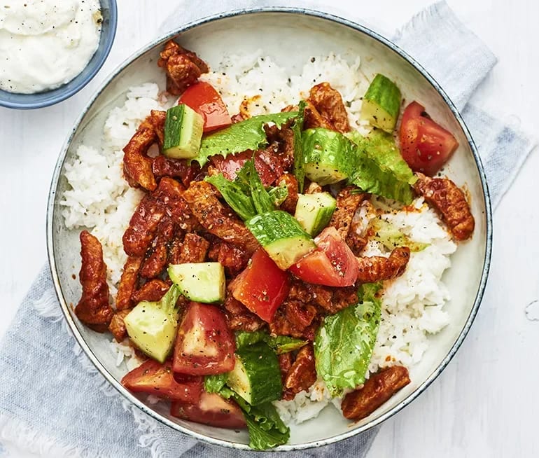 Kebab med vitlöksyoghurt och tomatsallad | Recept ICA.se