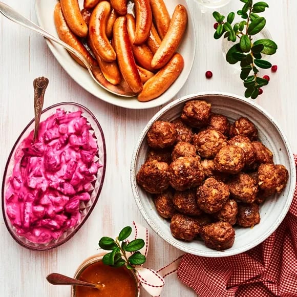 Köttbullar och kycklingprinskorv med rödbetssallad | Recept ICA.se