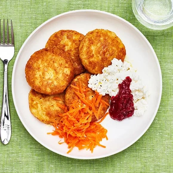 Potatisbullar med cottage cheese och lingon | Recept ICA.se