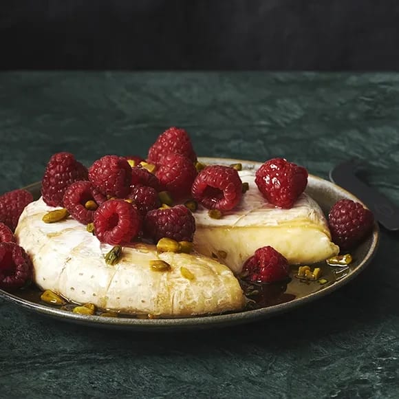Brieost i ugn med honung, pistagenötter och hallon | Recept ICA.se