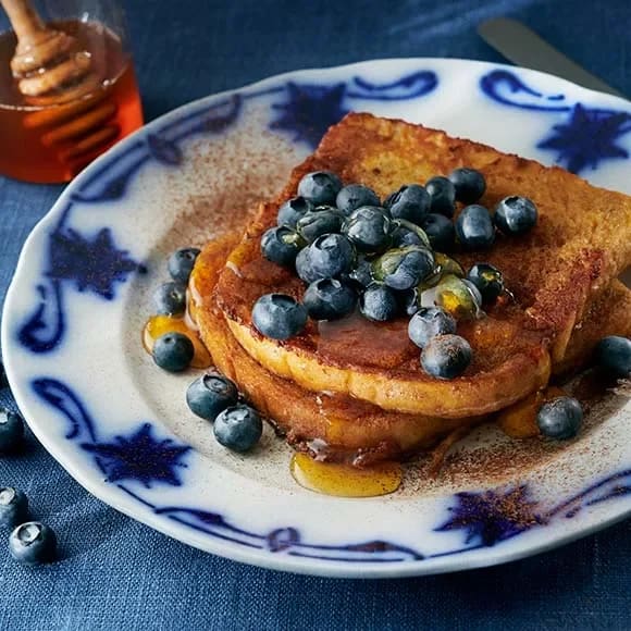 Fattiga riddare med blåbär och honung | Recept ICA.se