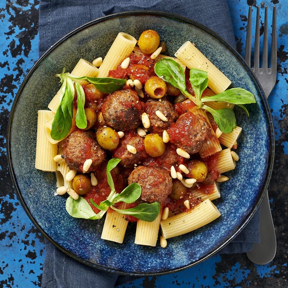 Köttbullar i tomatsås med oliver och kapris | Recept ICA.se