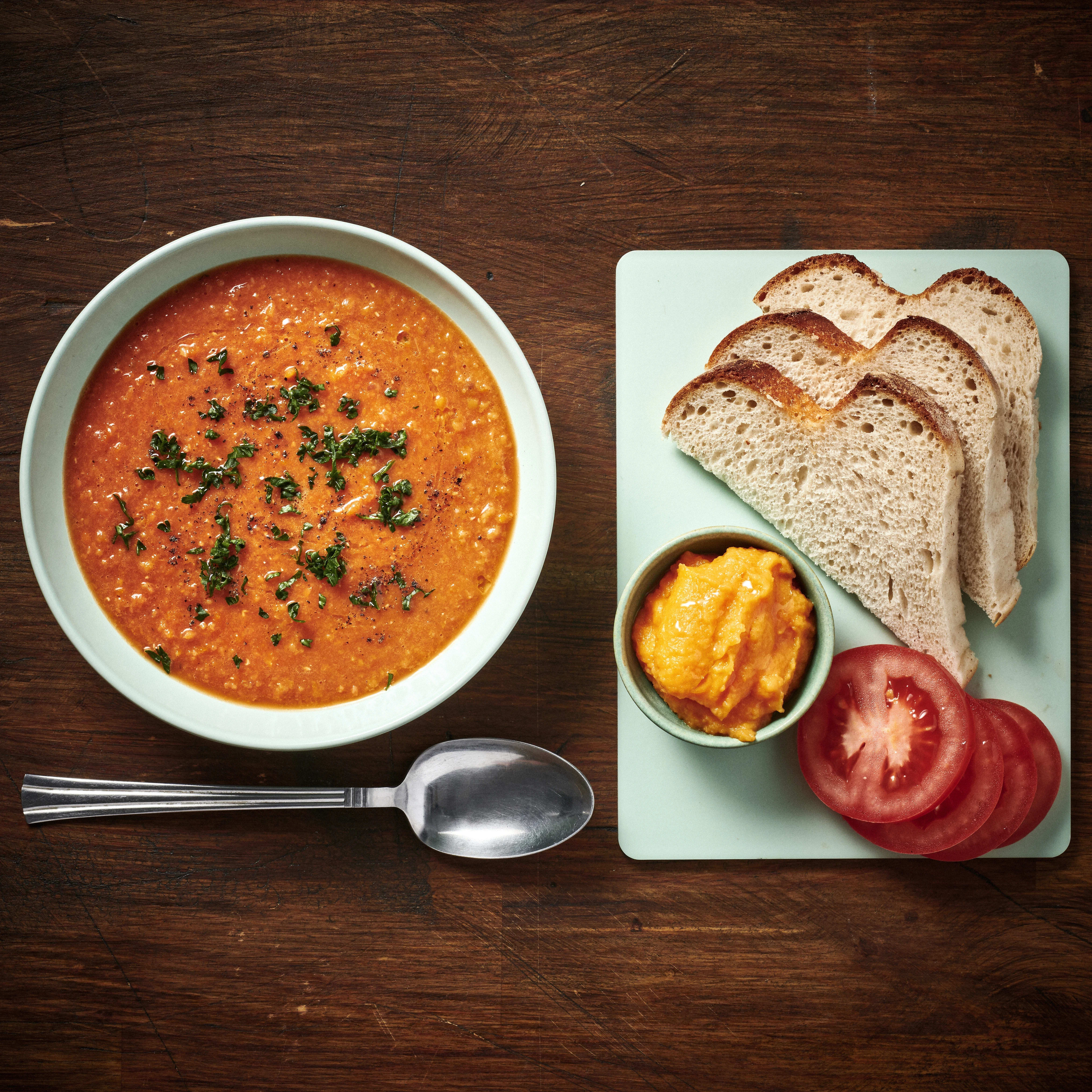 Soppa på röda linser med mackor | Recept ICA.se