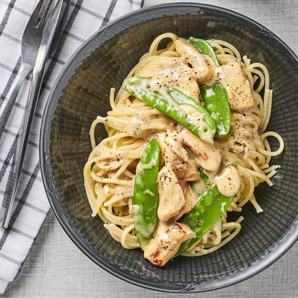 Krämig fläskytterfilé med pasta och sockerärtor | Recept ICA.se