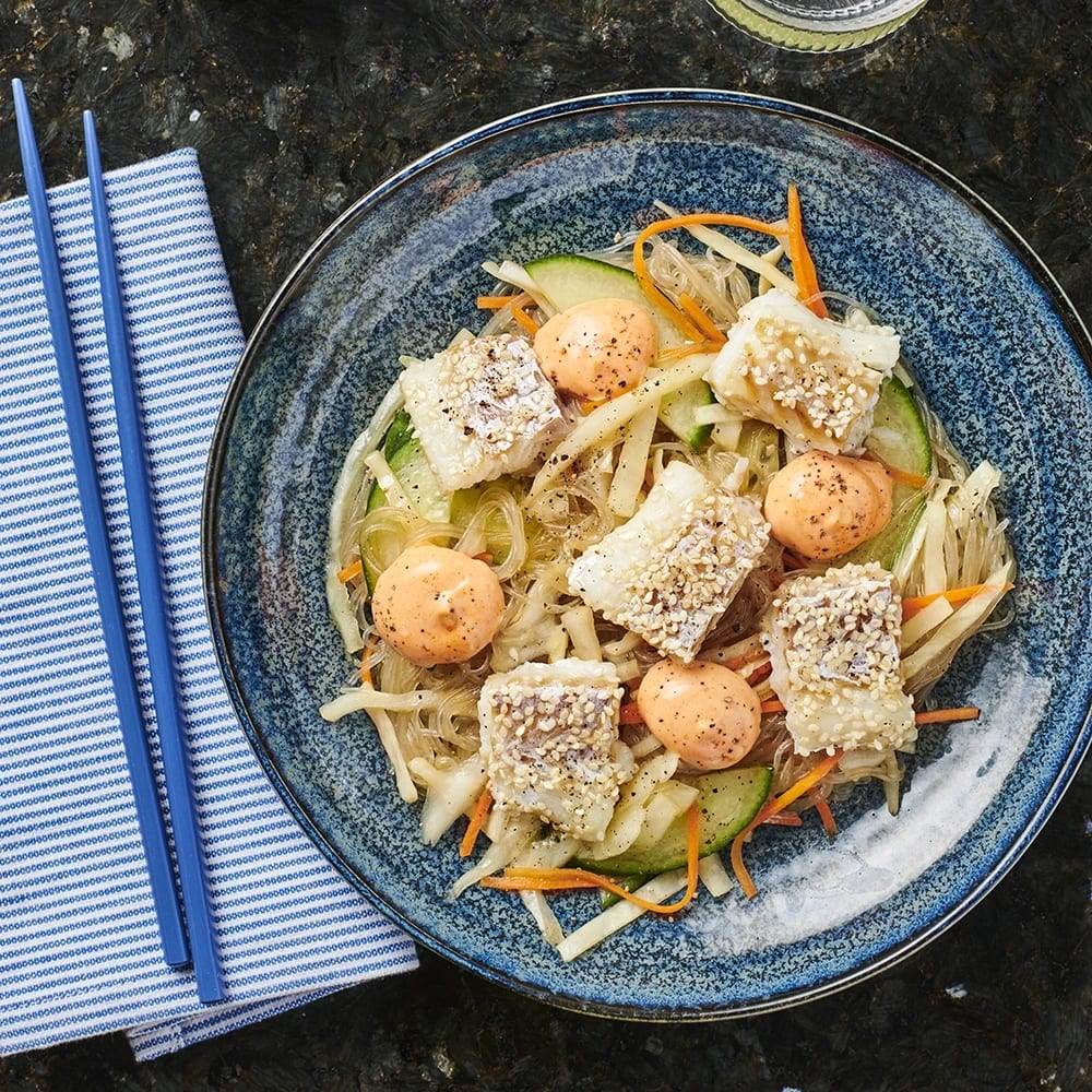 Sesambakad sej med nudelsallad | Recept ICA.se