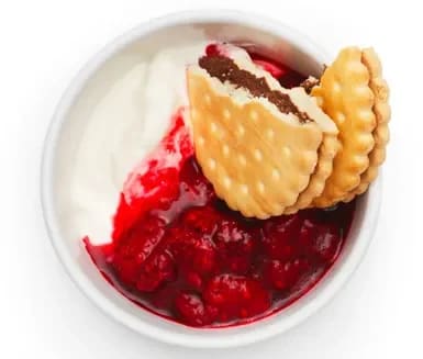 Turkisk yoghurt med hallon och chokladkex | Recept ICA.se