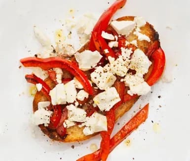 Rostat lantbröd med paprika och salladsost | Recept ICA.se