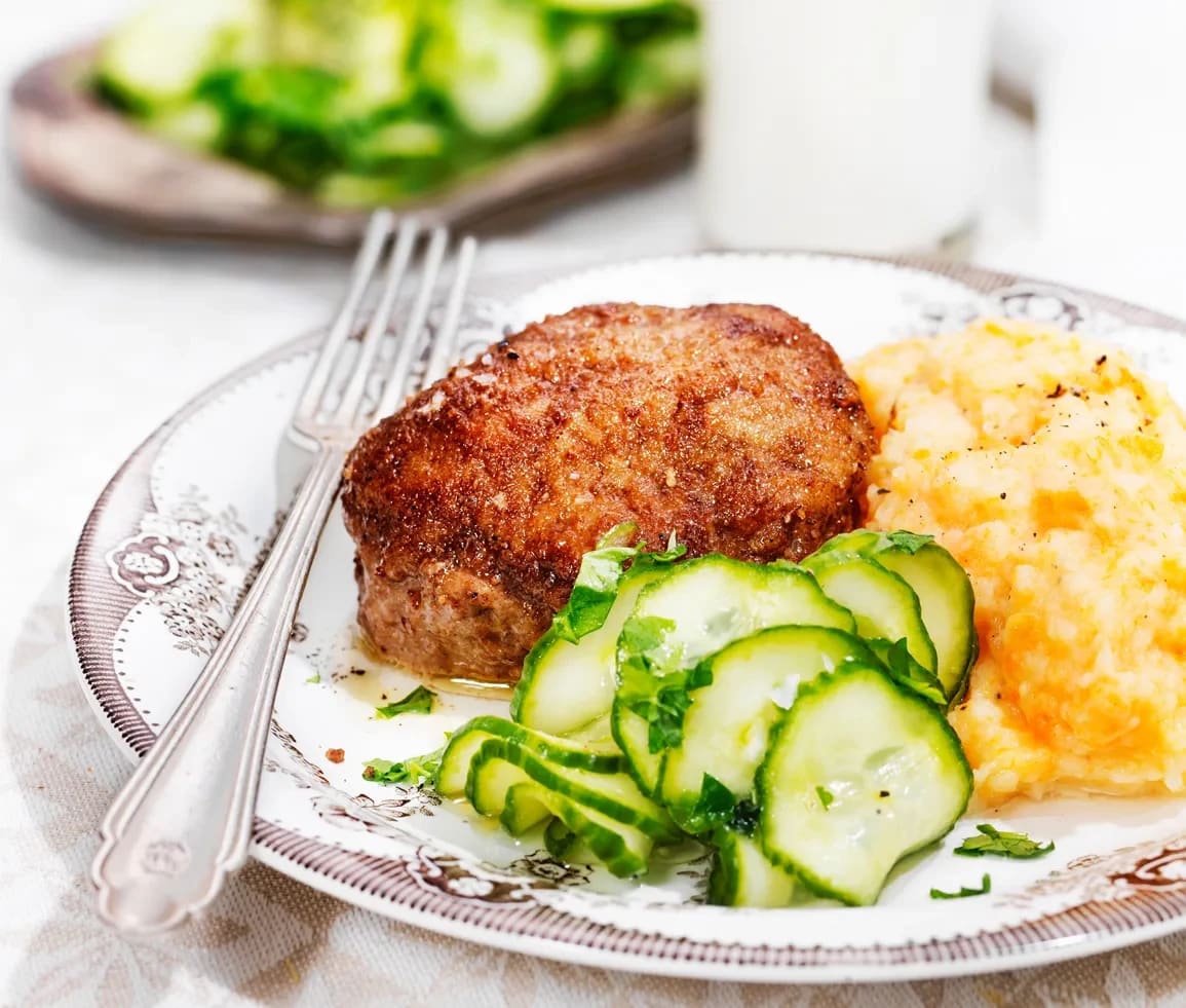 Vilda Wallenbergare med sötsyrlig gurka | Recept ICA.se