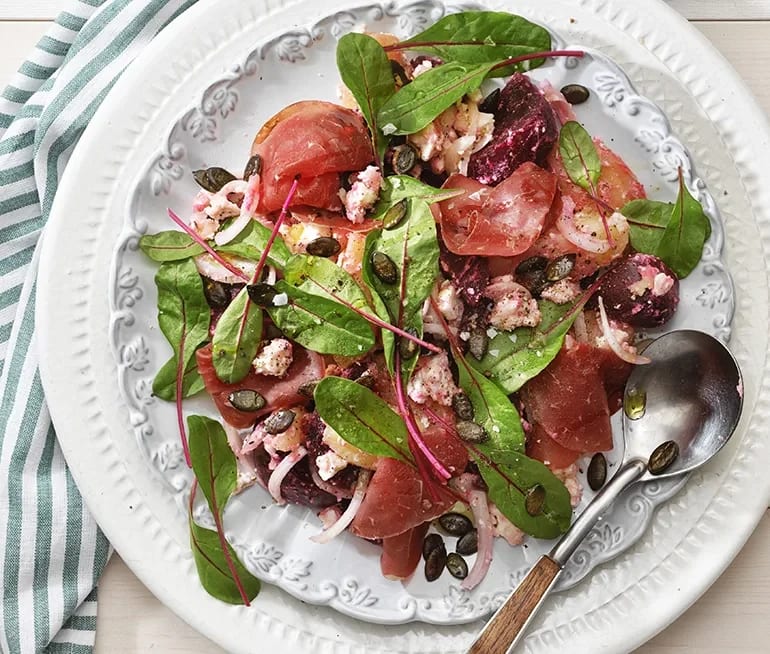 Ljummen rödbetssallad med fetaost och bresaola | Recept ICA.se