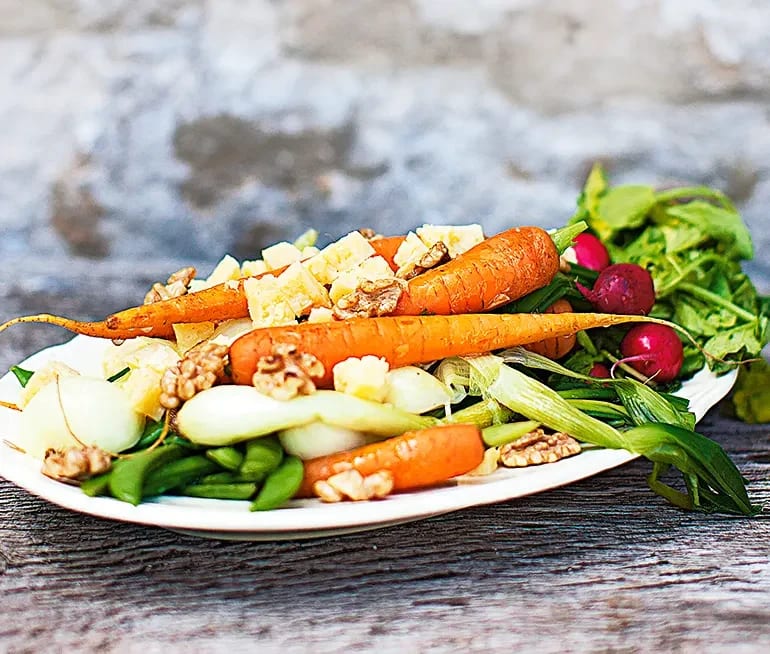 Ljumna primörer med smulad ost och rostade nötter | Recept ICA.se