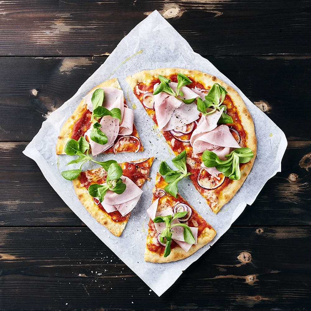 Pizza med tomatsas och prosciutto cotto